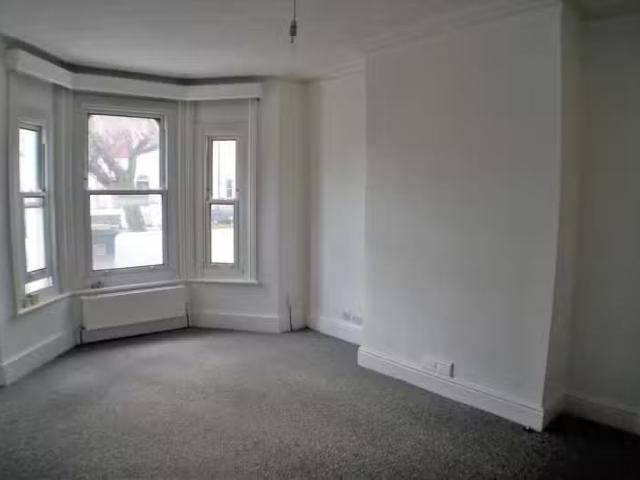 Deal! 1 bedroom house share for rent in Queen Street, Worthing.