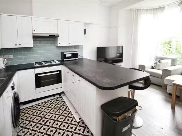 For Rent! 1 bedroom Mid Terrace Room to rent, North Road West.