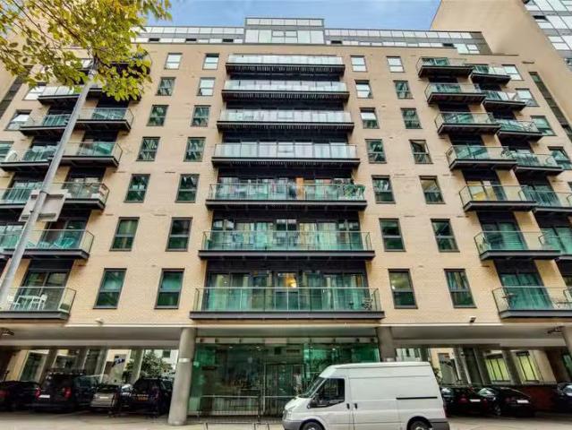 Cheap 1 bedroom property to let in 41 Millharbour, London, E14.