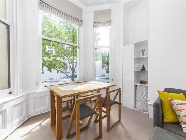 Deal! 1 bedroom property to let in Earl's Court Square, London.