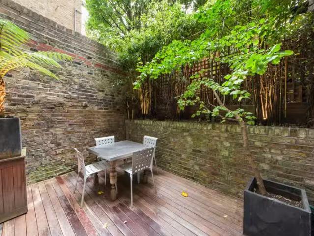 Cheap 1 bedroom property to let in Kempsford Gardens, London.