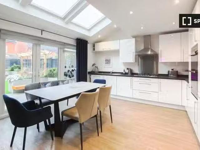 Unique 1 BR 4 bedroom apartment for rent in Broughton, Manches.