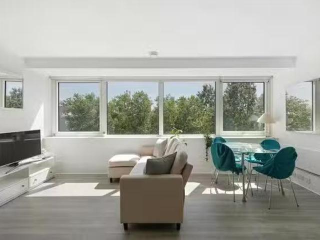 Unique 1 BR George Beard Road, London
