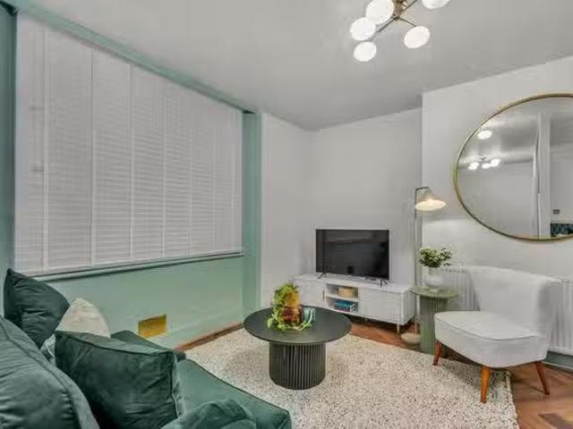 Charming 1 BR Eardley Crescent