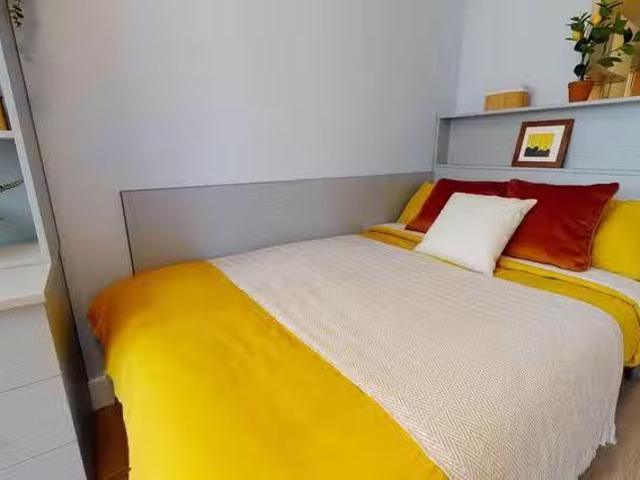 Unique 1 BR i Q Hoxton Bronze En Suite Plus