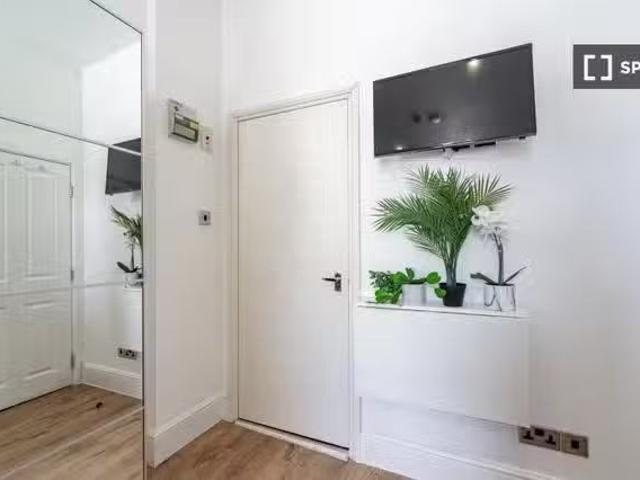Just in! 1 BR Studio for rent in Lancaster Gate, London