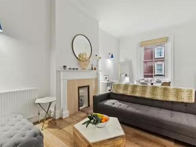 Nice 1 BR Stanhope Mews West, London
