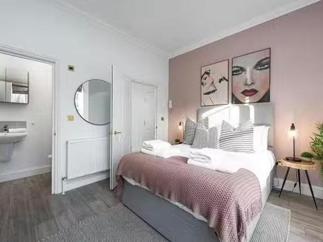 Cheap 1 BR Pembridge Villas, London