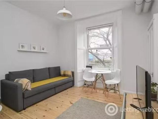 New 1 BR Property to rent in 17, Caledonian Crescent, Edinburg.