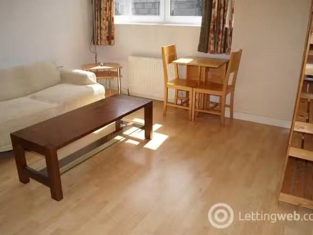 Cheap 1 BR Property to rent in Ashvale Place, Top floor left.