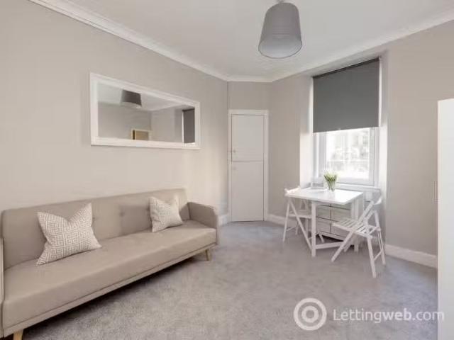 Cheap 1 BR Property to rent in Chalmers Buildings, Fountainbri.