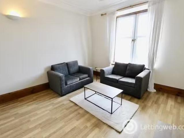 Cozy 1 BR Property to rent in King Street, Top Floor, Aberdeen.