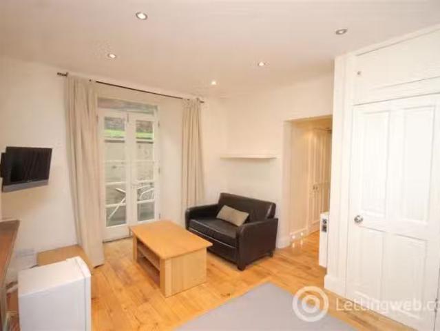 For Rent! 1 BR Property to rent in Spittal Street, City Centre.