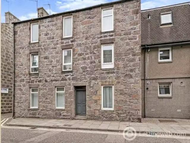 Just in! 1 BR Property to rent in St Clair Street, City Centre.