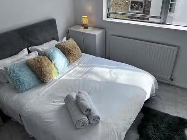 Cheap 1 BR Queensborough Terrace, London