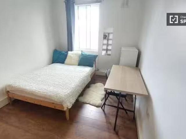 Rental! 1 BR Room for rent in 4 bedroom flat in Hammersmith &a.