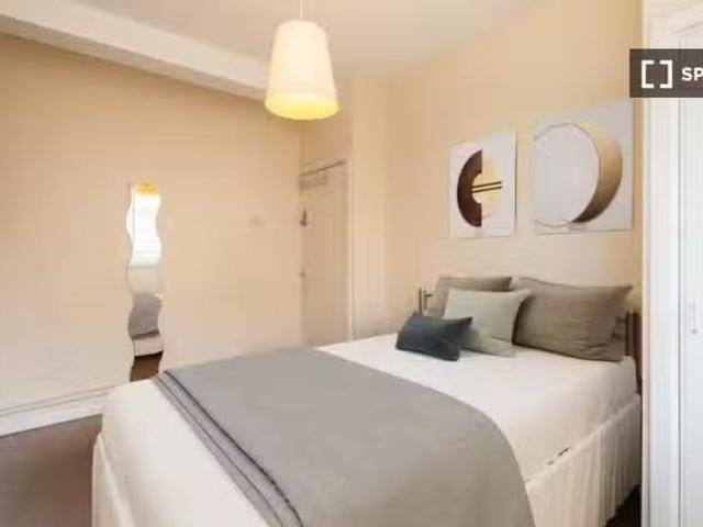 Just in! 1 BR Room for rent in 5 bedroom apartment in Southwar.