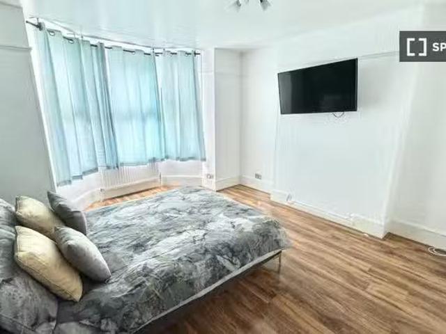 New 1 BR Room in a shared 2 bedroom apartment in Thamesfield