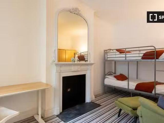 Unique 1 BR Rooms for rent in Residence in Earl's Court, London