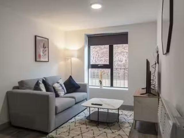 Cozy 1 BR Roscoe Street