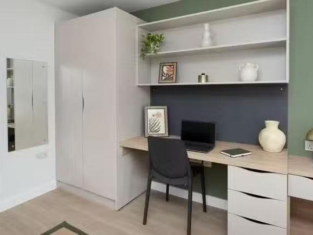 Cozy 1 BR Waterloo House Top Floor Classic Studio