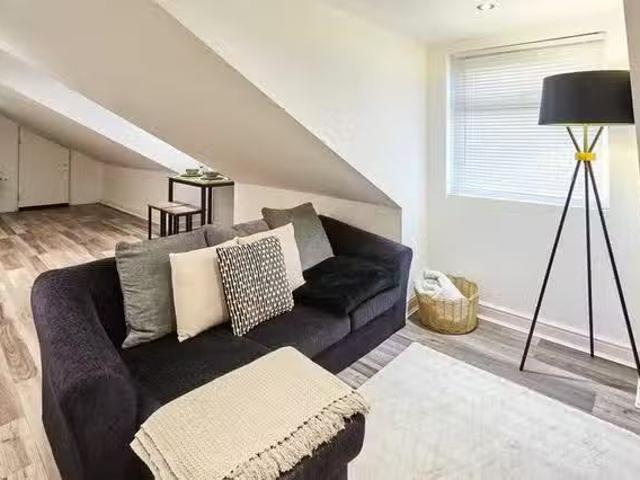 Cheap 1 BR Trafalgar Road