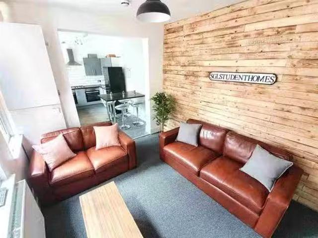 Nice 1 Room 61 Garmoyle Road, L15 6 Beds 2 Baths