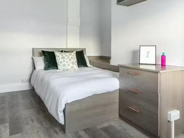 New 1 Room 82 Hyde Park Road 4 Bed Flat