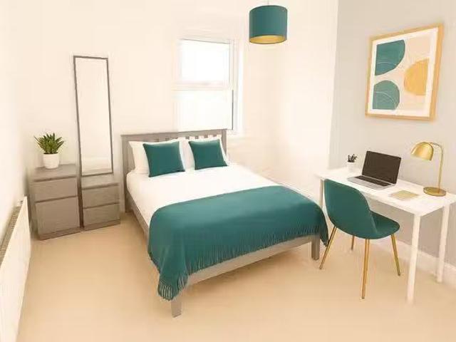 Cozy 1 Room 90 Portland Street 5 Bed 2 Bath