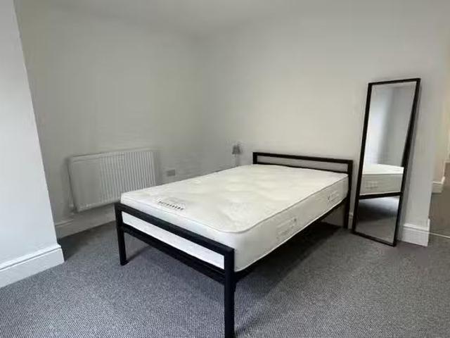 Rental! 1 Room 20C Portland Street 2 Bedroom House
