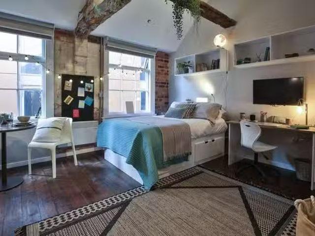 Cheap 1 Room The Emporium, Birmingham Classic 3 Bed Apartment