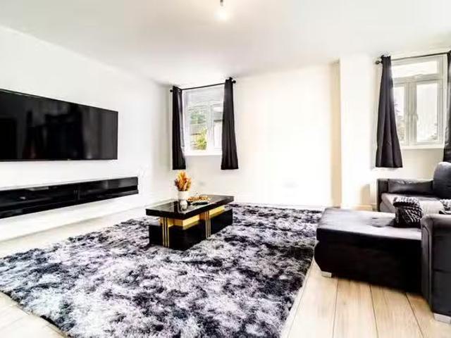 Nice 1 Room Old Bedford Road, Luton