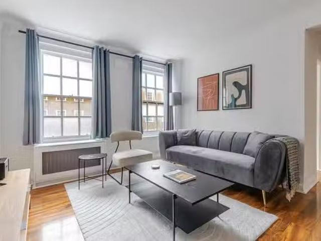 Nice 1 Room Park West Place, Hyde Park Estate 1 Bedroom 1.