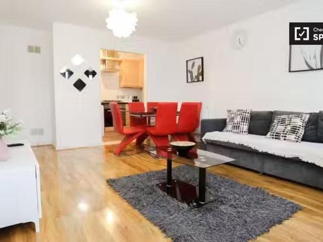 Charming 1 Room Stylish 2 Bedroom House with Balcony in Greenw.