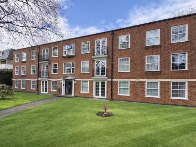 Rental! 2 BA 3 bedroom apartment for rent in Weybridge, Surrey.