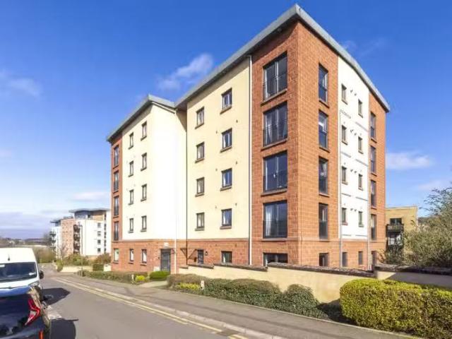 Cozy 2 BA 3 bedroom apartment for rent in Slateford Gait, Edin.