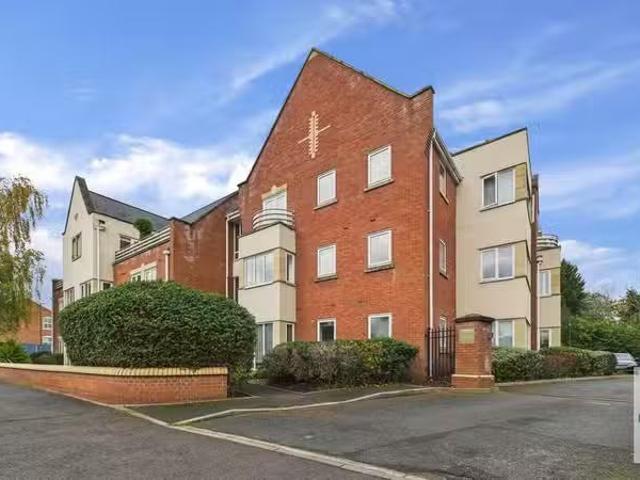 Nice 2 BA 3 bedroom apartment for rent in Station Road, Sutton.