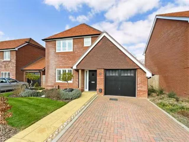 Charming 2 BA 3 bedroom detached house for rent in Main Road.
