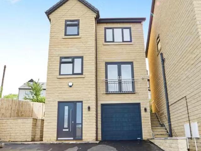 Just in! 2 BA 3 bedroom detached house for rent in Prospect Mo.