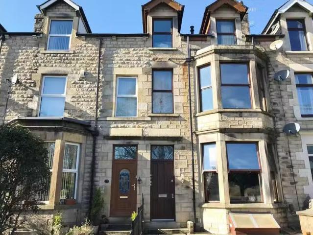 Nice 2 BA 3 bedroom flat for rent in 45 Halton Road, Lancaster.