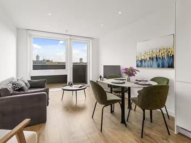 New 2 BA 3 bedroom flat for rent in Fizzy Stepney Green, 1 Kil.