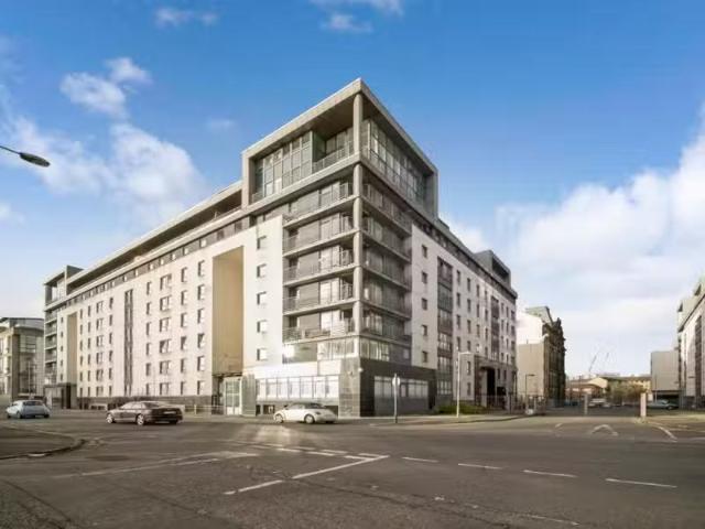 Cheap 2 BA 3 bedroom flat for rent in Wallace Street, Glasgow.