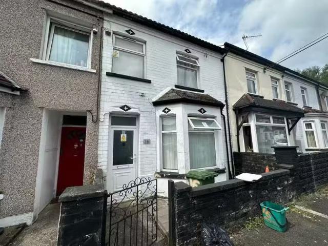 Cheap 2 BA 3 bedroom house for rent in Oxford Street, Trefores.