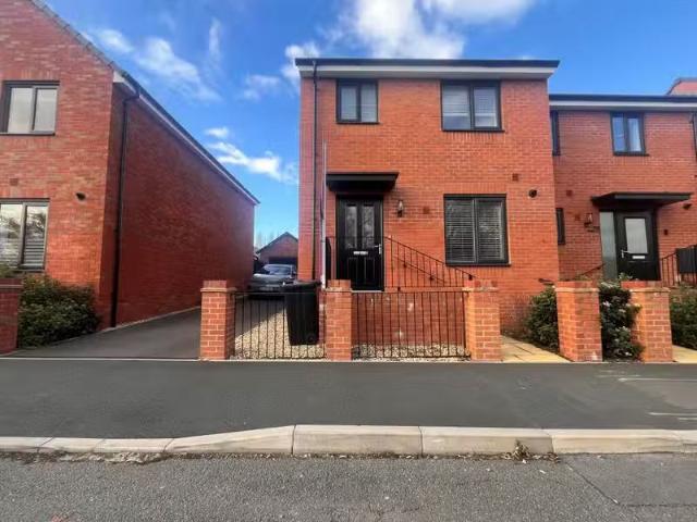 Deal! 2 BA 3 bedroom house for rent in Hunts Road, BIRMINGHAM.