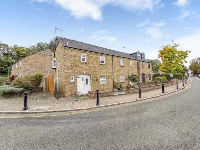 Charming 2 BA 3 bedroom house for rent in High Street, Greenhi.