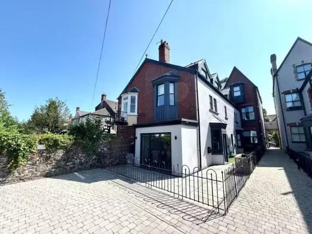 Charming 2 BA 3 bedroom house for rent in Kestral Mews, Cathed.