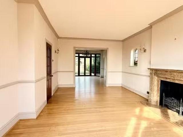 Cozy 2 BA 3 bedroom house for rent in Worcester Crescent, Wood.