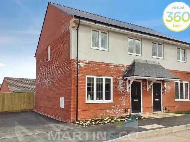 Just in! 2 BA 3 bedroom semi detached house for rent in Farley.