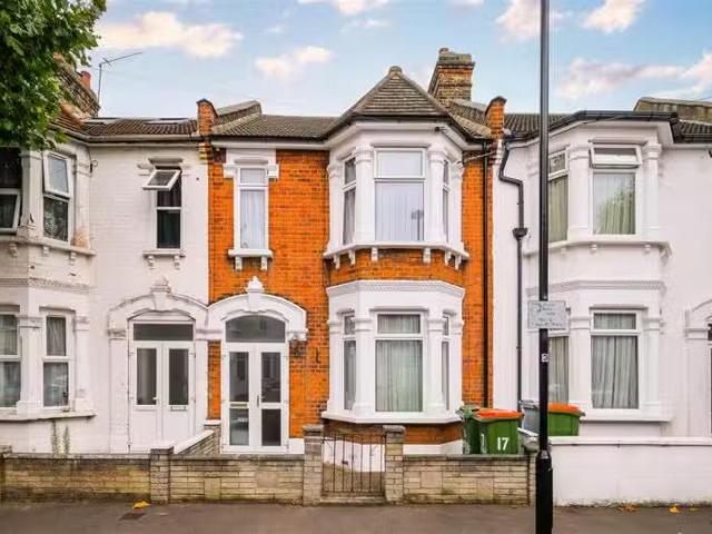 Cheap 2 BA 3 bedroom terraced house for rent in Bridge Road, E.