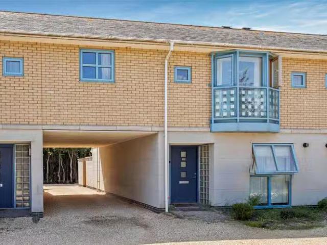 Just in! 2 BA 3 bedroom terraced house for rent in Hurdles Way.